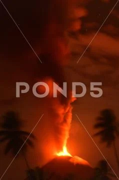 Photograph: Mount Soputan eruption in North Sulawesi, Minahasa ...