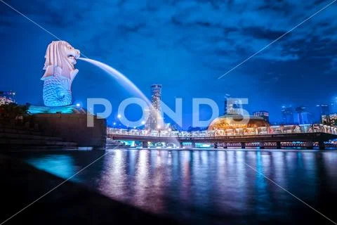 Night at Merlion statue fountain in Merlion Park. ~ Premium Photo ...