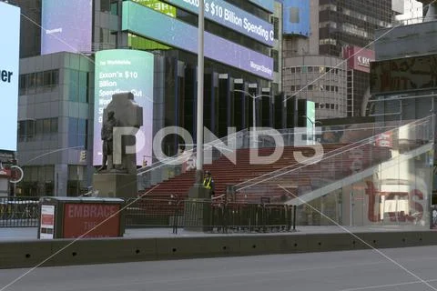Photograph: An officer guards iconic red steps of Times Square from ...