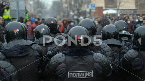 Photograph: OMON, Russian riot police, attacks activist crowd in ...