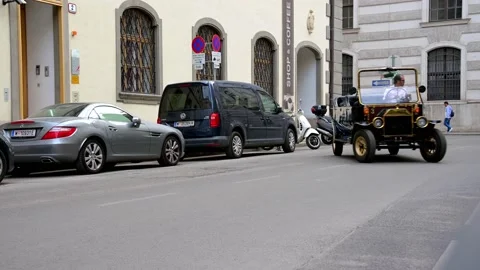 Open Top Sightseeing Stock Videos – Royalty-Free HD & 4K Videos | Pond5