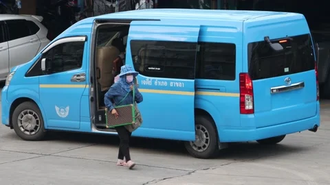 People get out of the minivan, a traditi... | Stock Video | Pond5