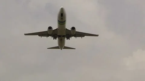 Plane flying overhead coming in for land... | Stock Video | Pond5