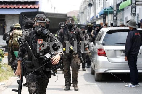 Police standoff outside house of a gunman in public area of Bangkok ...