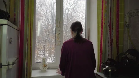 Пожилая женщина смотр... | Stock Video | Pond5