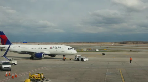 Push Back Aircraft Stock Videos – Royalty-Free HD & 4K Videos