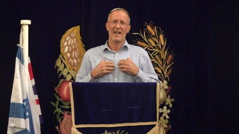 Rabbi Leo Dee delivers speech at the Kin... | Stock Video | Pond5
