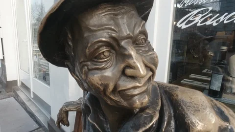 Reveal of a cool Statue in the city of P... | Stock Video | Pond5