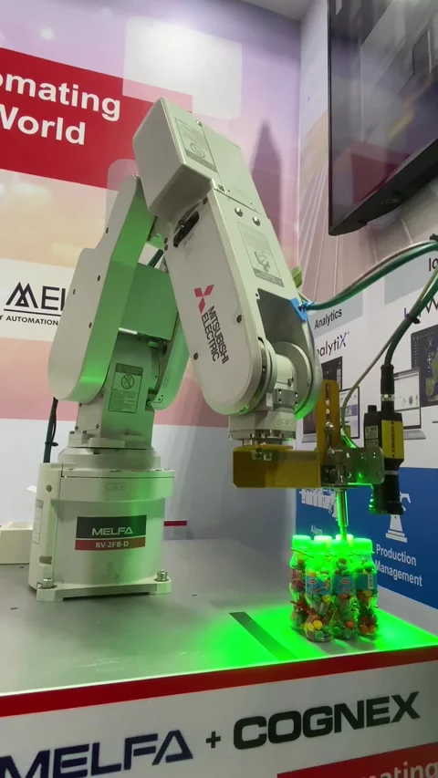 Robotic arm packaging apparatus operatin... | Stock Video | Pond5