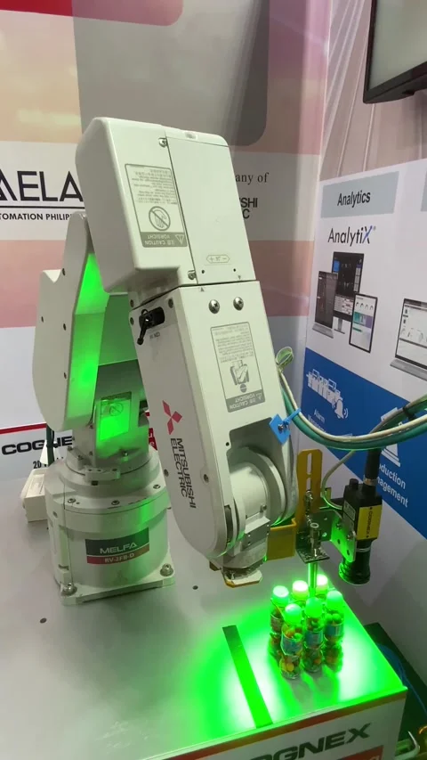 Robotic arm packaging apparatus operatin... | Stock Video | Pond5