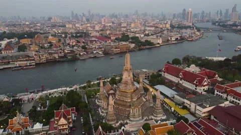 Rotating establishing shot of Wat Arun t... | Stock Video | Pond5