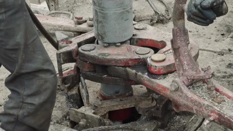 roughnecks oil rig drill pipe machine pu... | Stock Video | Pond5