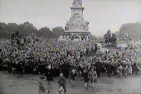 Royal family wave to crowd from the balc... | Stock Video | Pond5