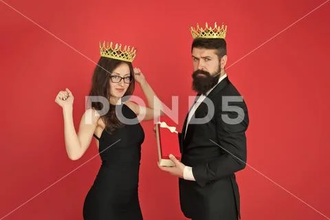 Royal gift. King in tuxedo golden crown giving gift box to queen of his ...