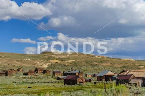 Photograph: Ruined Houses in an American Ghost Town #84541227