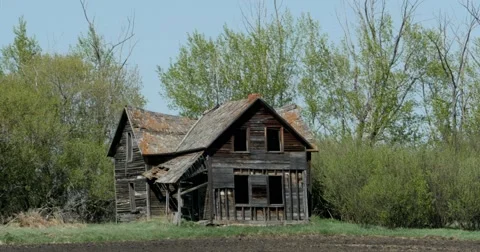 Run-down, abandoned farm house | Stock Video | Pond5