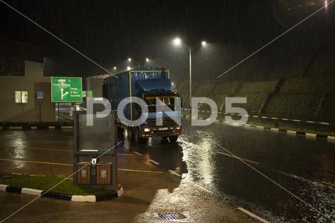 Photograph: Rwanda Reopens Uganda Border After three year Closure ...