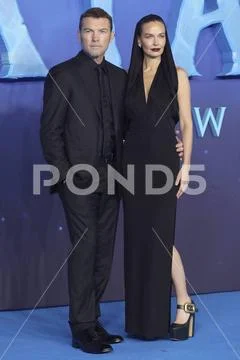 Sam Worthington mit Ehefrau Lara Worthington bei der Weltpremiere des ...