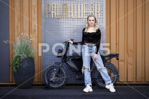 Photograph: Schauspielerin Lilly Joan Gutzeit (als Eiskunstläuferin ...