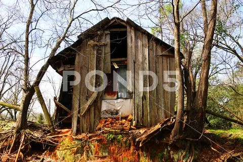 Shack barn farm abandoned farming shed storage building rural farmyard ...