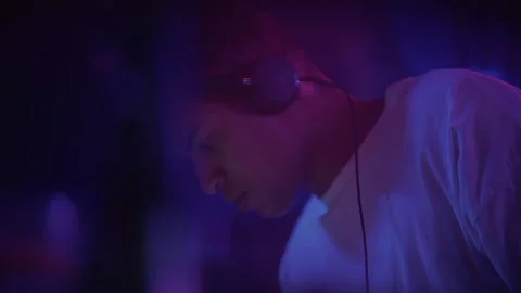 Live Session 3 Stock Videos – Royalty-Free HD & 4K Videos | Pond5