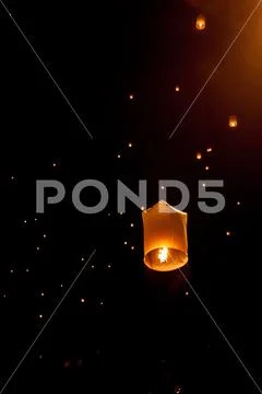Sky lanterns, flying lanterns, floating lanterns, hot-air balloons ...