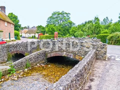 Small stone arch bridge at entry to small English village ~ Premium ...