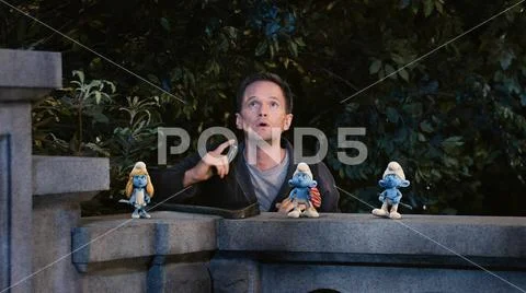 The Smurfs filmstill Neil Patrick Harris with Smurfette Grouchy Clum. Hi Res 279303568