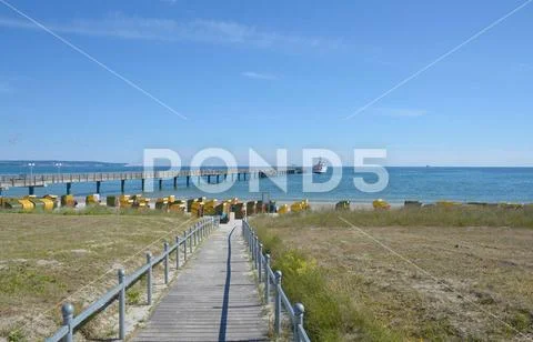 Photograph: Strand und Seebruecke von Binz Strand und Seebruecke von ...