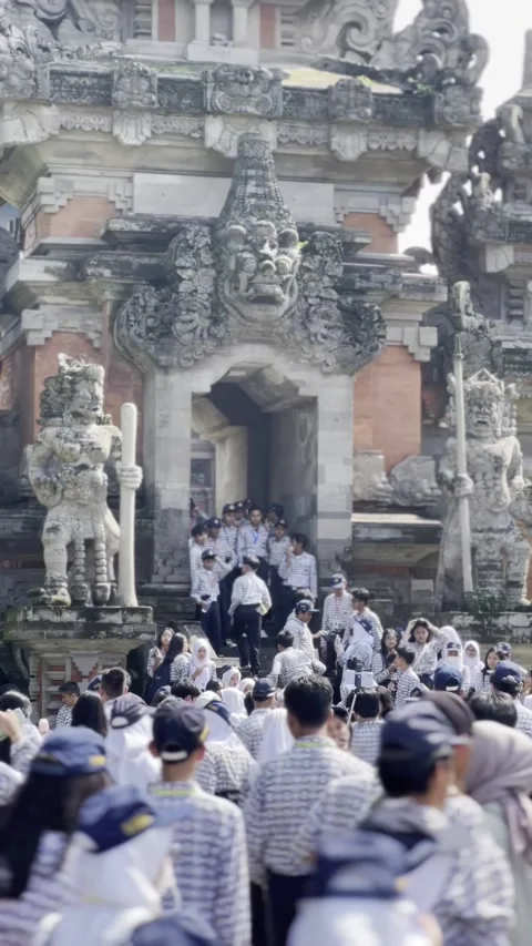 Students Visiting Traditional Temple-Ins... | Stock Video | Pond5