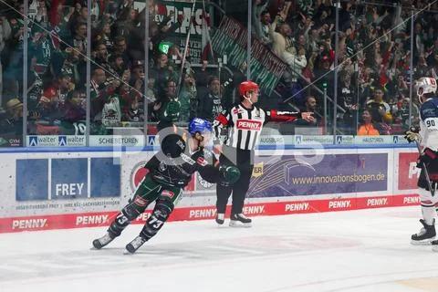 Torjubel von Matthew Puempel 73 (Augsburger Panther) zum 3:0 ...