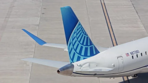 United ERJ-175 Close-up Tail Taxiing at ... | Stock Video | Pond5