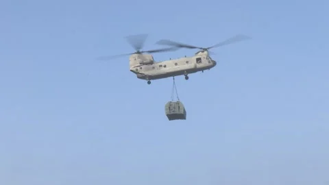 U.S. Army CH-47 Chinook transporting pon... | Stock Video | Pond5