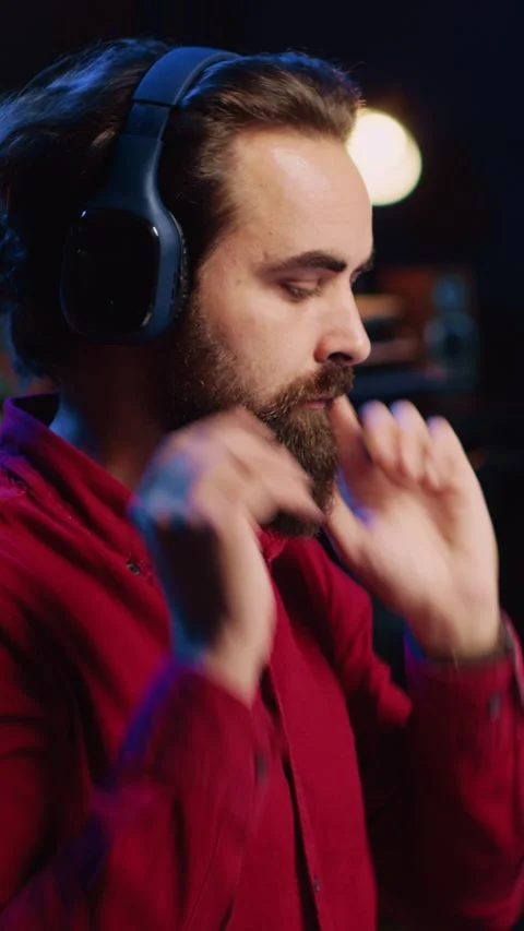 Headphonesraw?Media=Footage Stock Videos – Royalty-Free HD & 4K Videos