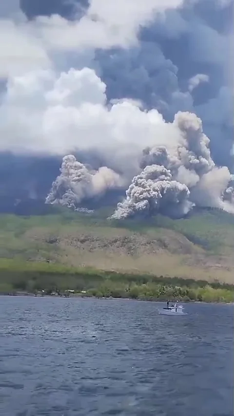 Volcano Eruption Video Stock Videos – Royalty-Free HD & 4K Videos | Pond5