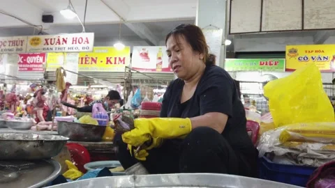 Woman skinning frogs alive in Saigon, Vi... | Stock Video | Pond5