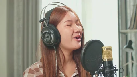 Livestream Voice Stock Videos – Royalty-Free HD & 4K Videos | Pond5