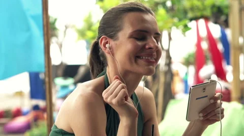 Listen Bar Music Stock Videos – Royalty-Free HD & 4K Videos